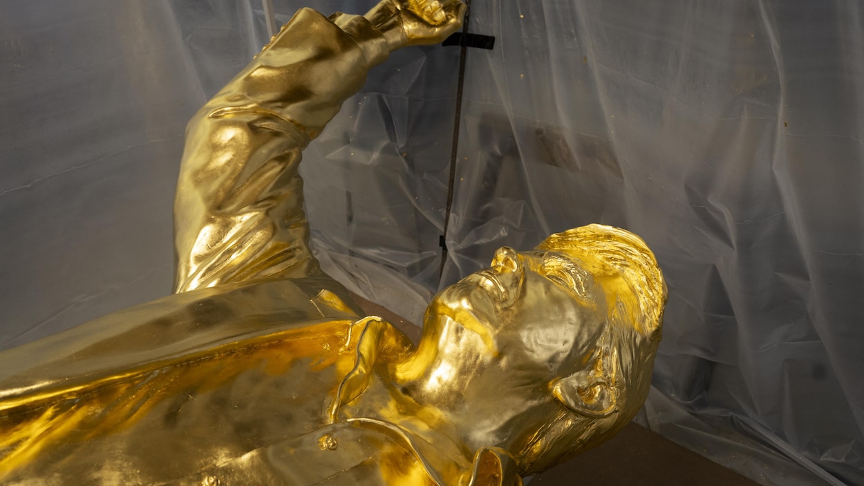 Sculptor holds golden Trump statue over unpaid debt | News Minimalist
