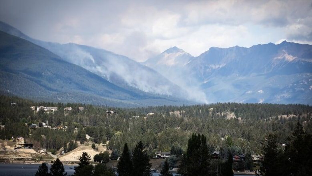 Un nouveau feu menace 1000 propriétés à l’ouest d’Invermere, en ...
