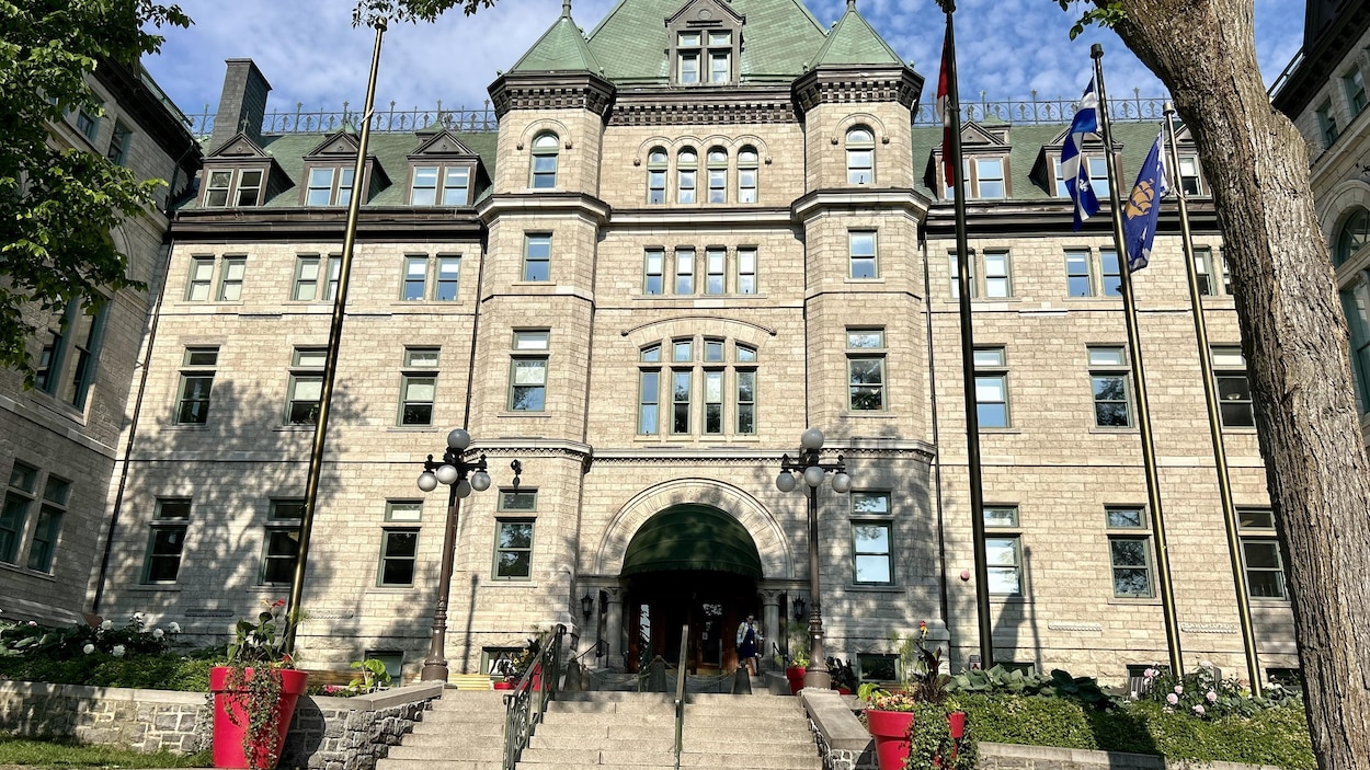 Les cols blancs de Québec obtiennent 19 % d’augmentation sur 5 ans ...