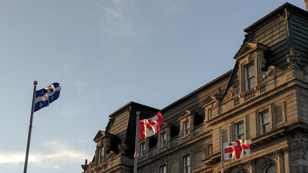 Montréal se conforme à la Loi sur le drapeau | ICI Radio-Canada.ca