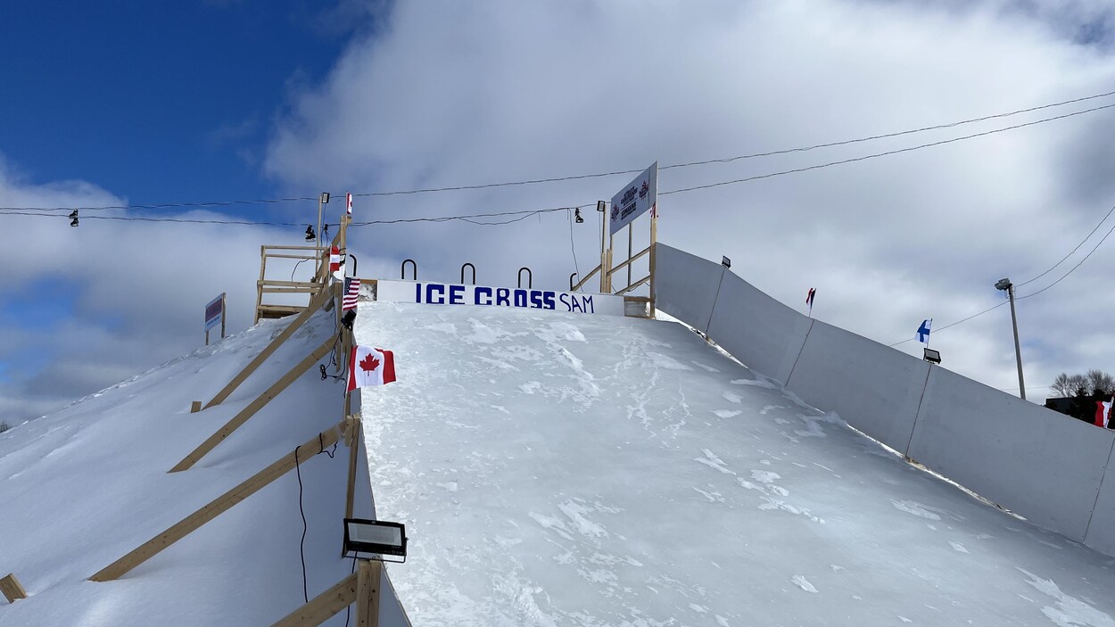 Début du Ice Cross à Saint-Angèle-de-Mérici | Radio-Canada