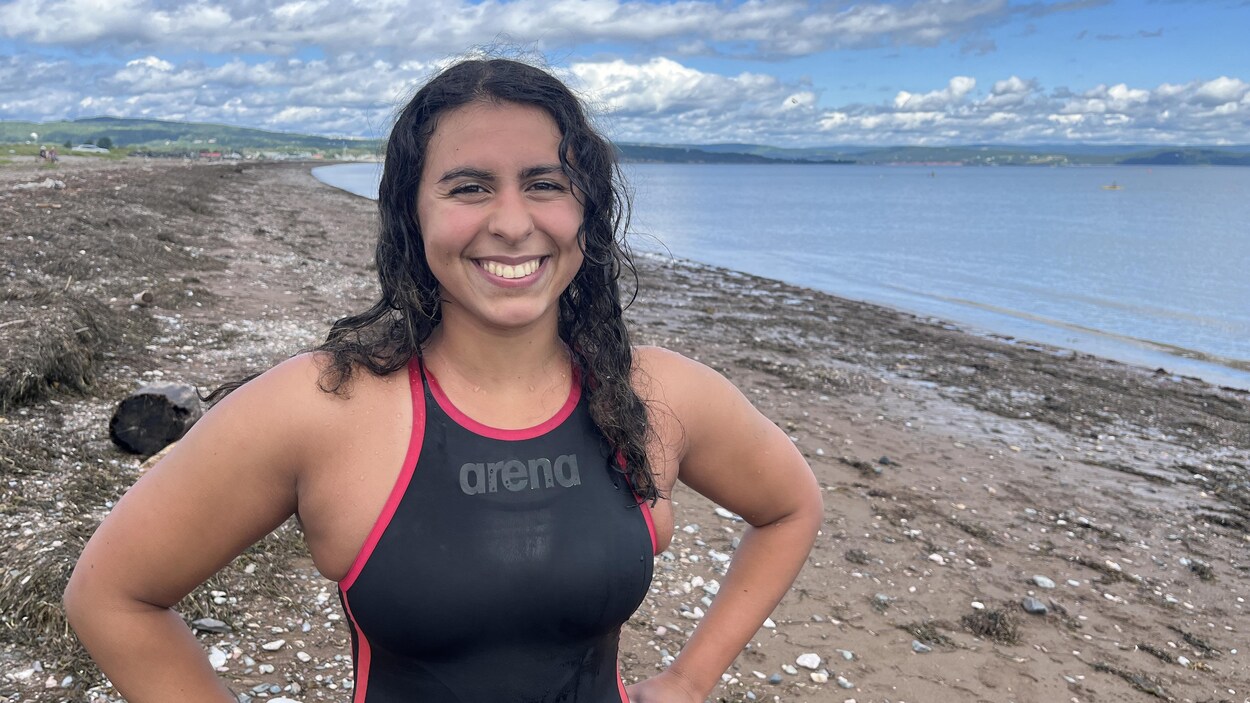 Inass Rachidi brave le courant et remporte la Traversée de la baie des ...