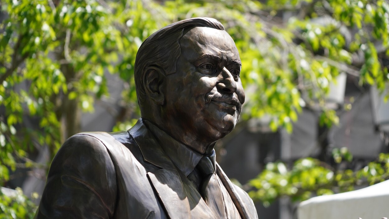 Dévoilement du monument en hommage à Jacques Parizeau | Radio-Canada