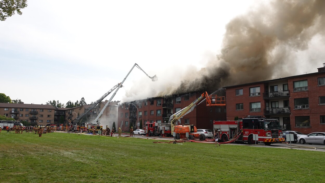 Incendie à Dorval : 32 logements évacués | Radio-Canada