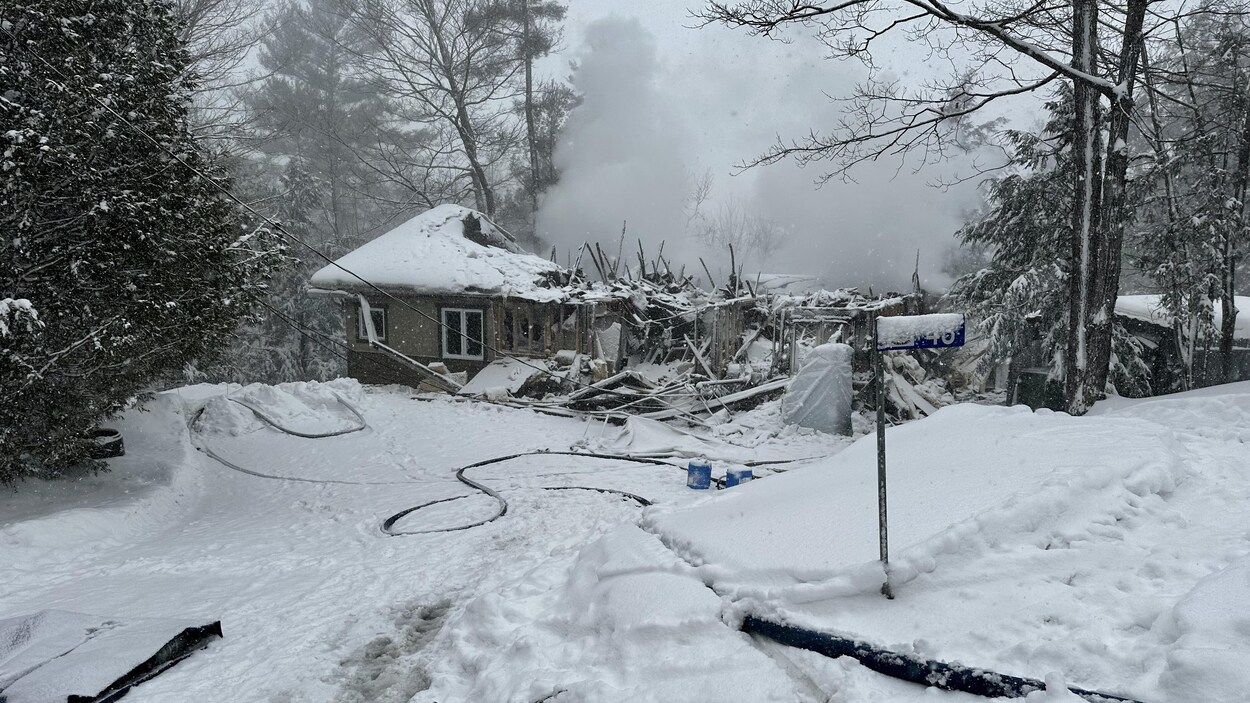 Une maison de Val-des-Monts ravagée par des flammes la veille de Noël ...