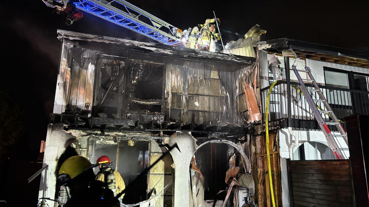 Un homme meurt dans un violent incendie à Sainte-Foy | Radio-Canada