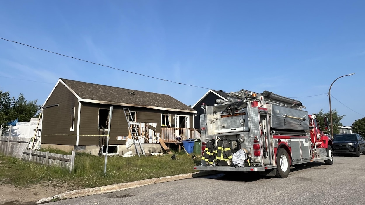 Une maison détruite par les flammes à Uashat | Radio-Canada