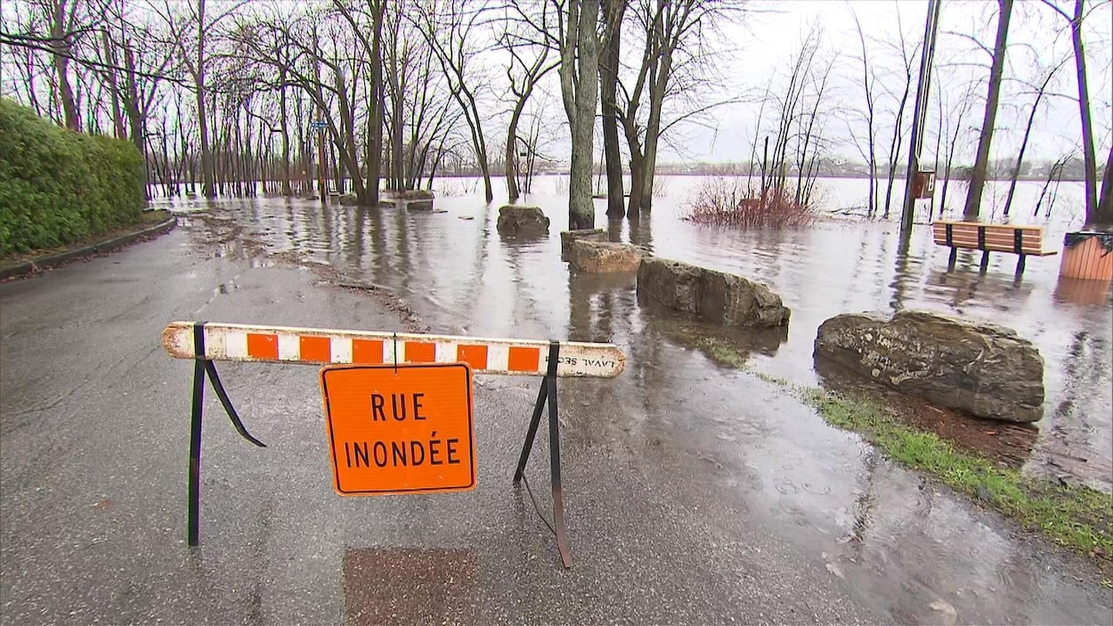 La rivière des Mille Îles sort de son lit dans l'ouest de Laval | Radio ...