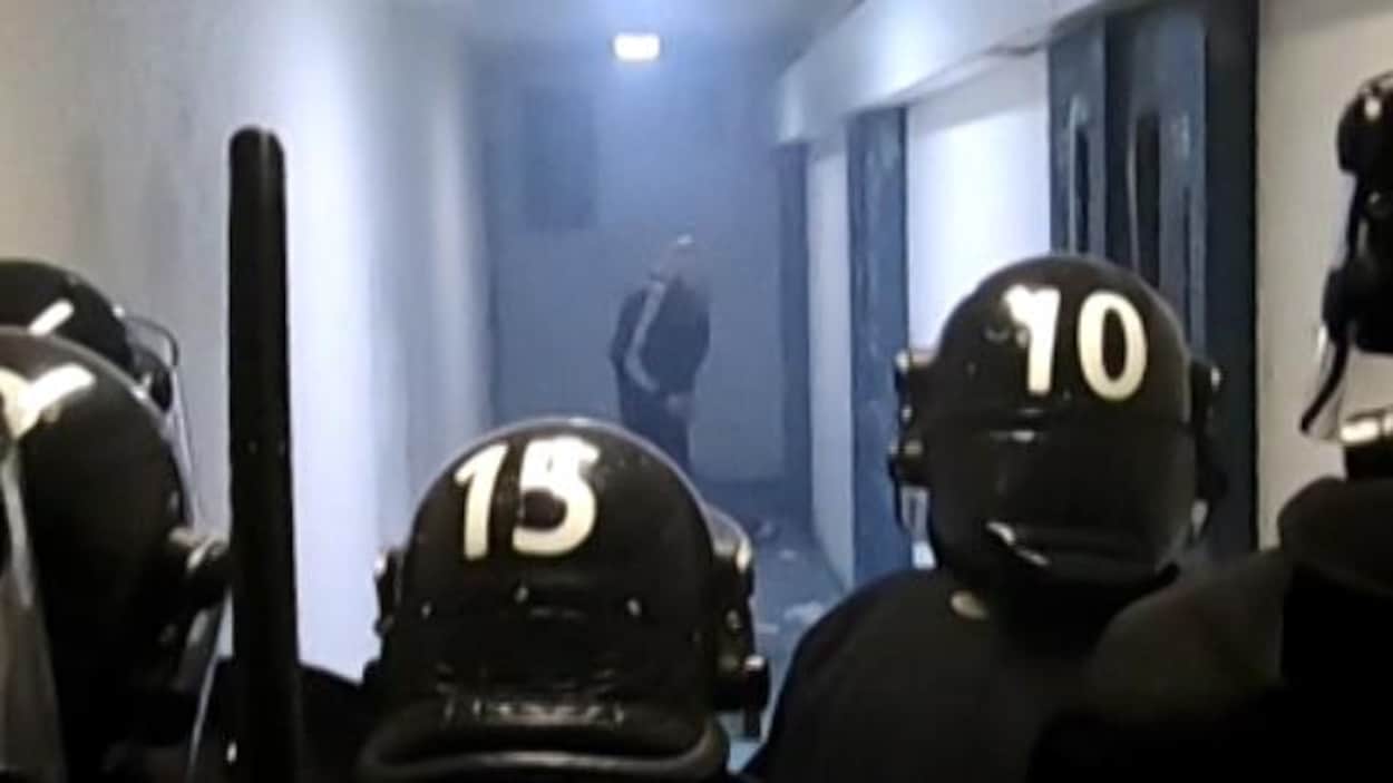 Intervention musclée filmée à la prison de Québec | En bref | Radio-Canada