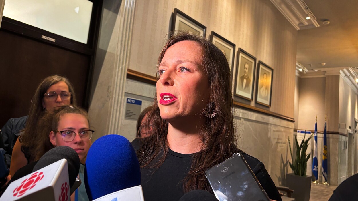 Jackie Smith expulsée d’une séance du conseil municipal de Québec ...