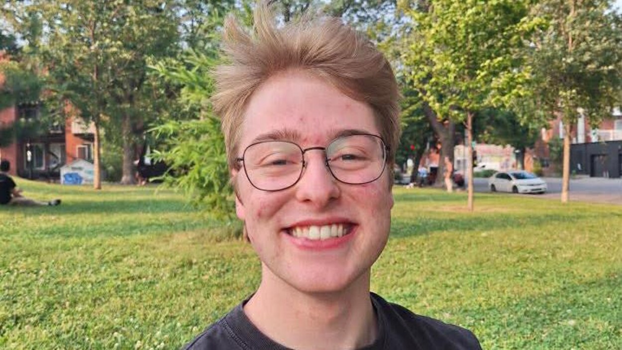 James - 22 ans, vit à Montréal et adore son boulot et la musique ...