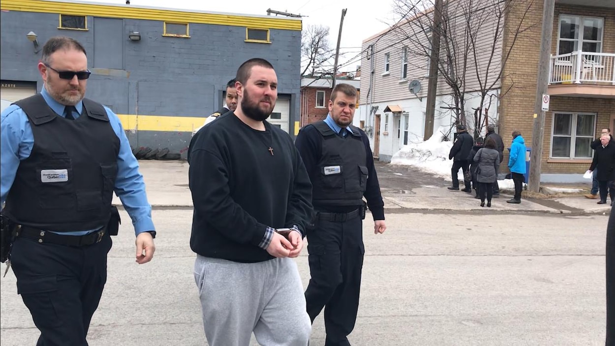 Une phrase lancée aux jurés en pleine rue perturbe un procès pour ...