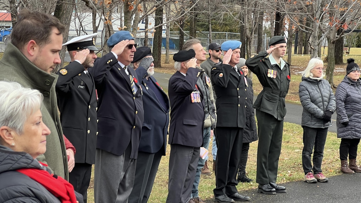 Le jour du Souvenir rassemble civils et militaires à Amqui | Radio-Canada