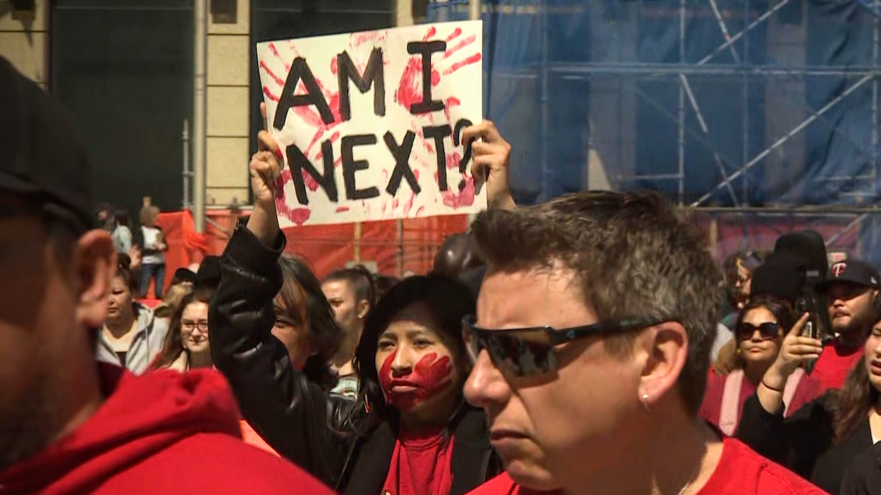 Des centaines de personnes soulignent la Journée de la robe rouge à ...