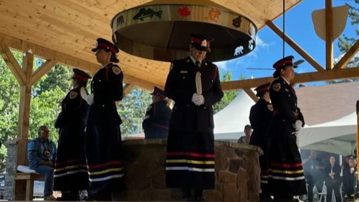 Le Service de police de la Nation Anishinabek autorise le port de jupes ...