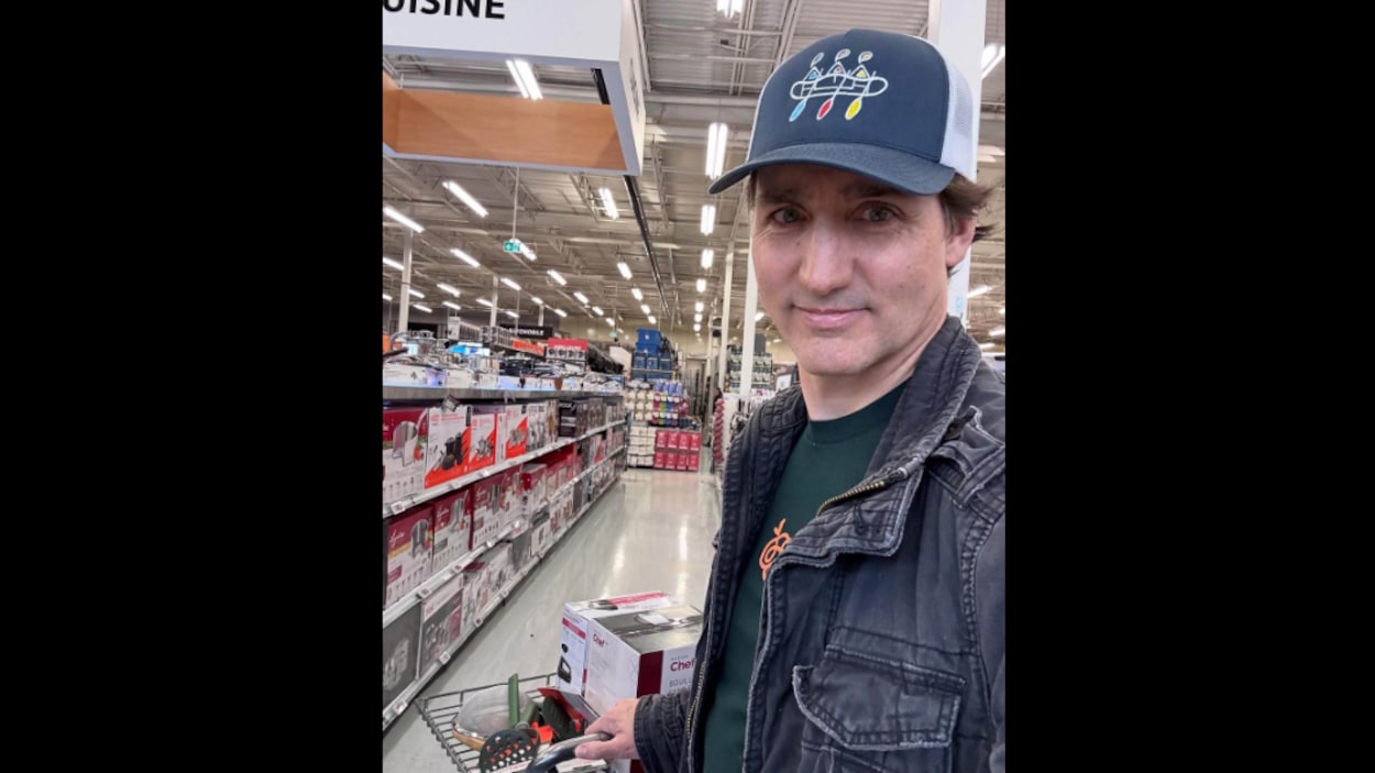 Justin Trudeau au Canadian Tire pour son premier lundi à la retraite ...