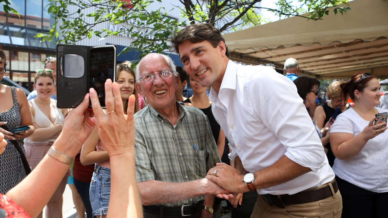 Justin Trudeau s’arrête au restaurant Chez Georges | Radio-Canada.ca