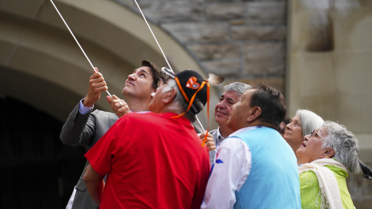 Trudeau hisse à Ottawa le « drapeau des survivants » des pensionnats ...