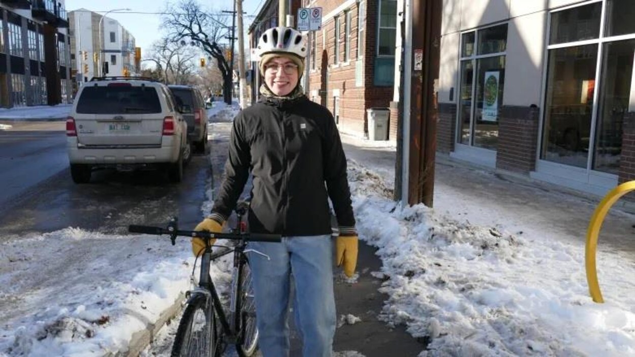 Des cyclistes déneigent une piste cyclable à Winnipeg et critiquent le ...