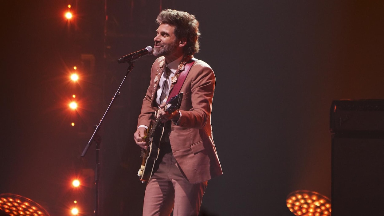 Le look vestimentaire de Kevin McIntyre fait tourner les têtes au Gala ...