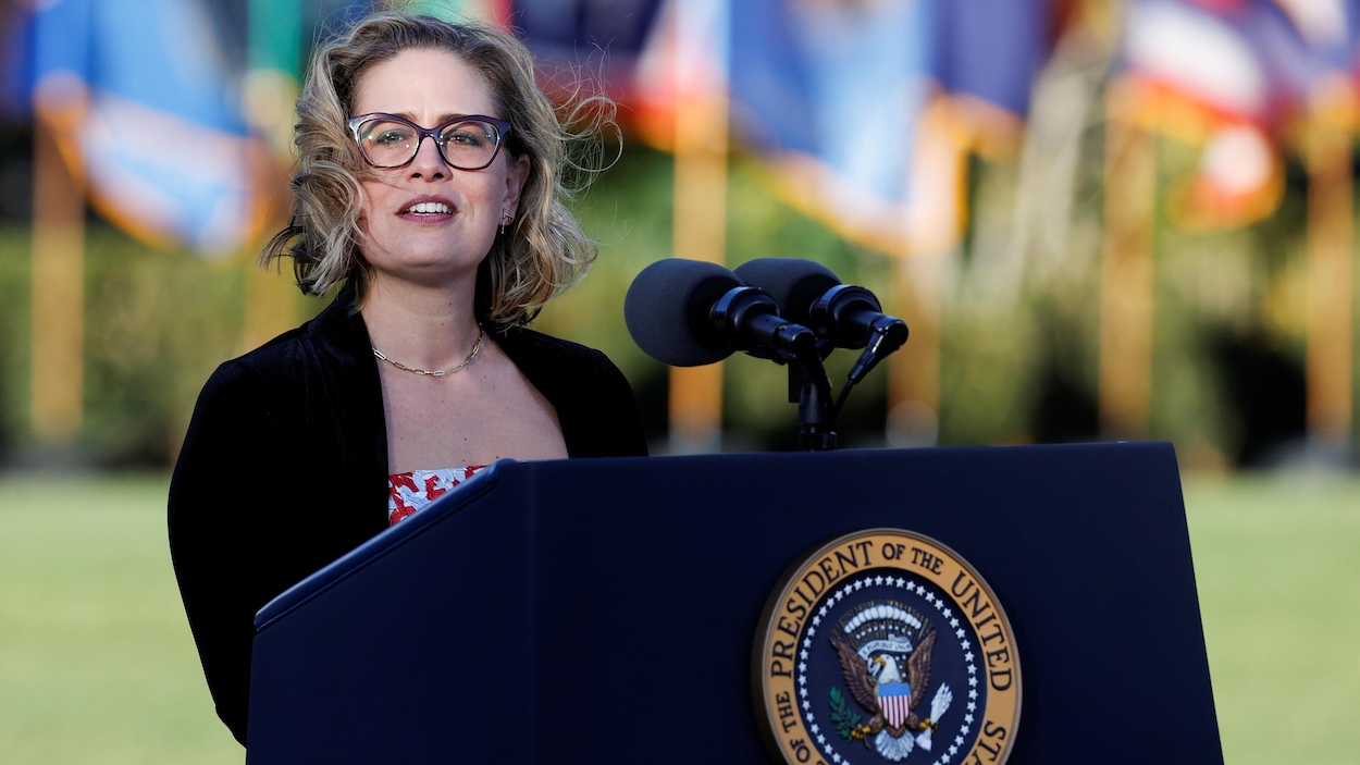 La sénatrice Kyrsten Sinema quitte les rangs démocrates | Radio-Canada