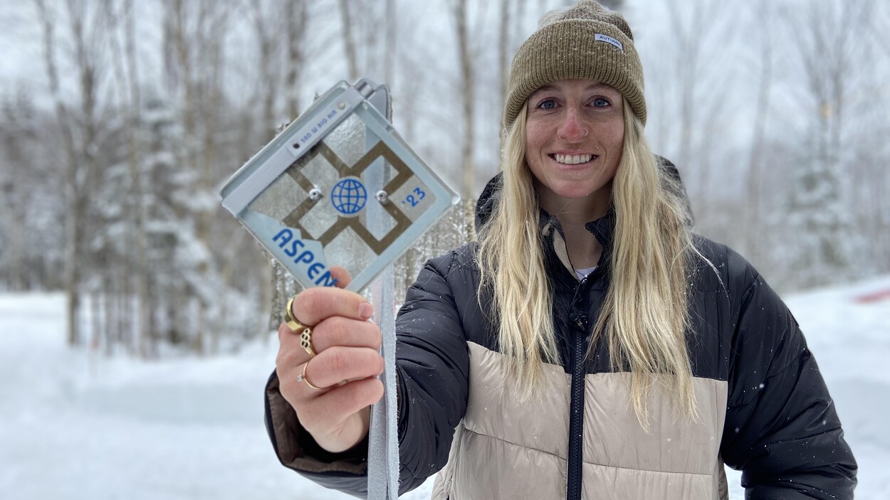 Une médaille et un triple saut historique pour Laurie Blouin | Radio-Canada