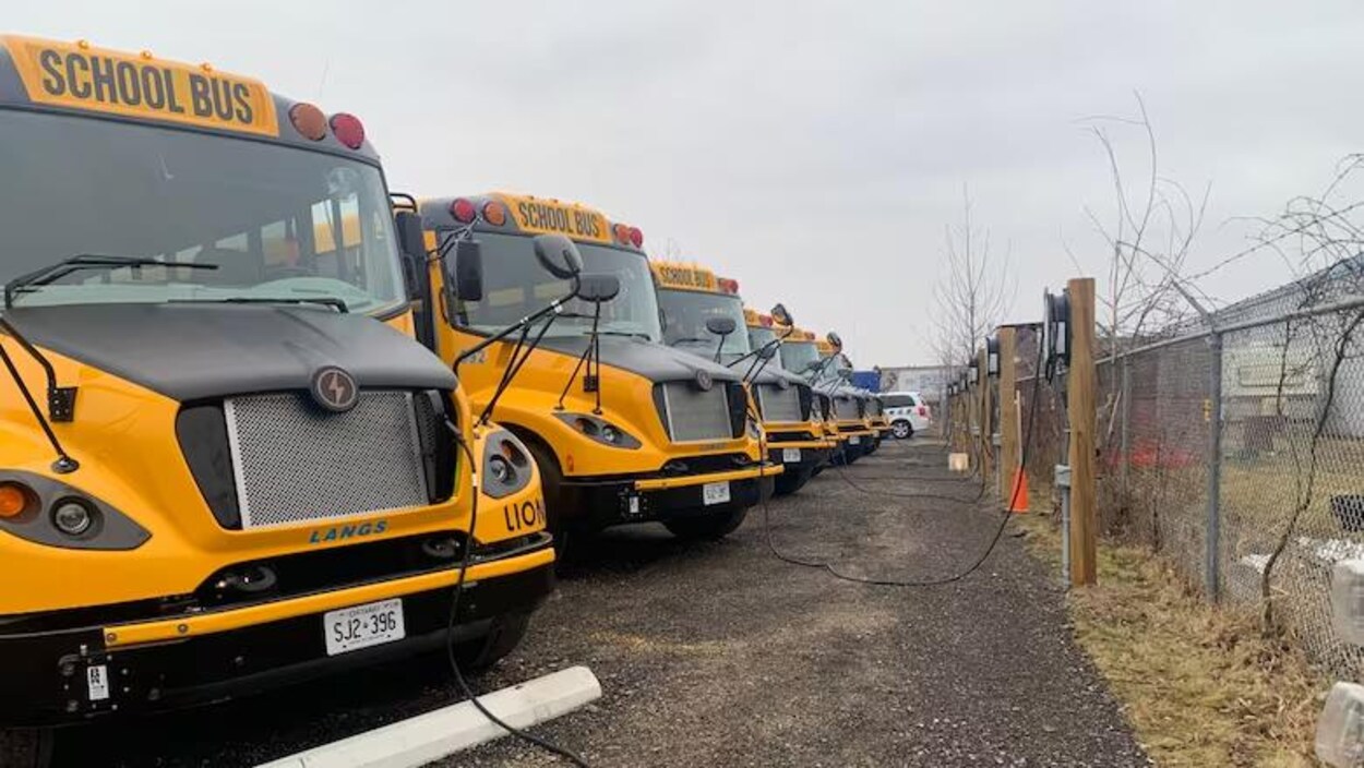 Retour en service d’autobus scolaires électriques Lion en Ontario ...