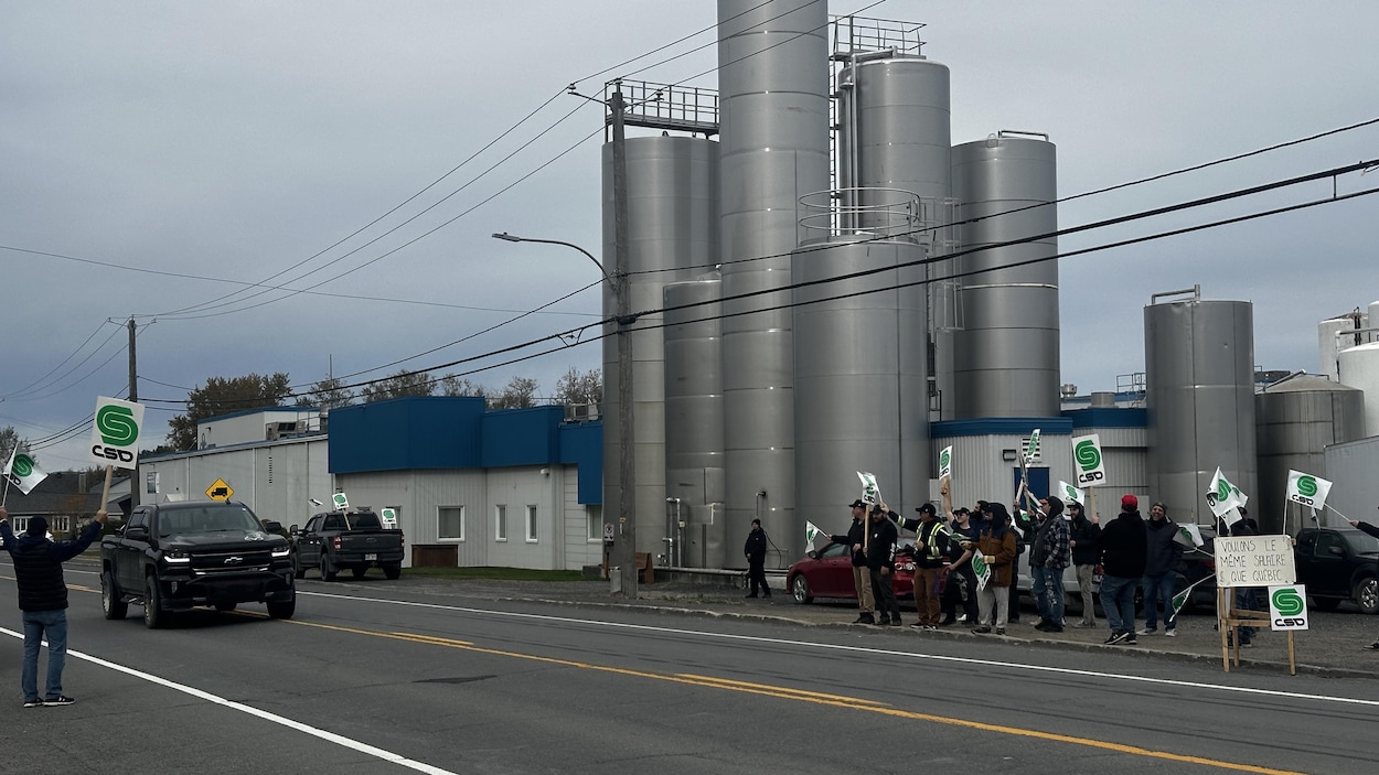 Lock-out et piquetage chez Agropur à Amqui | Radio-Canada