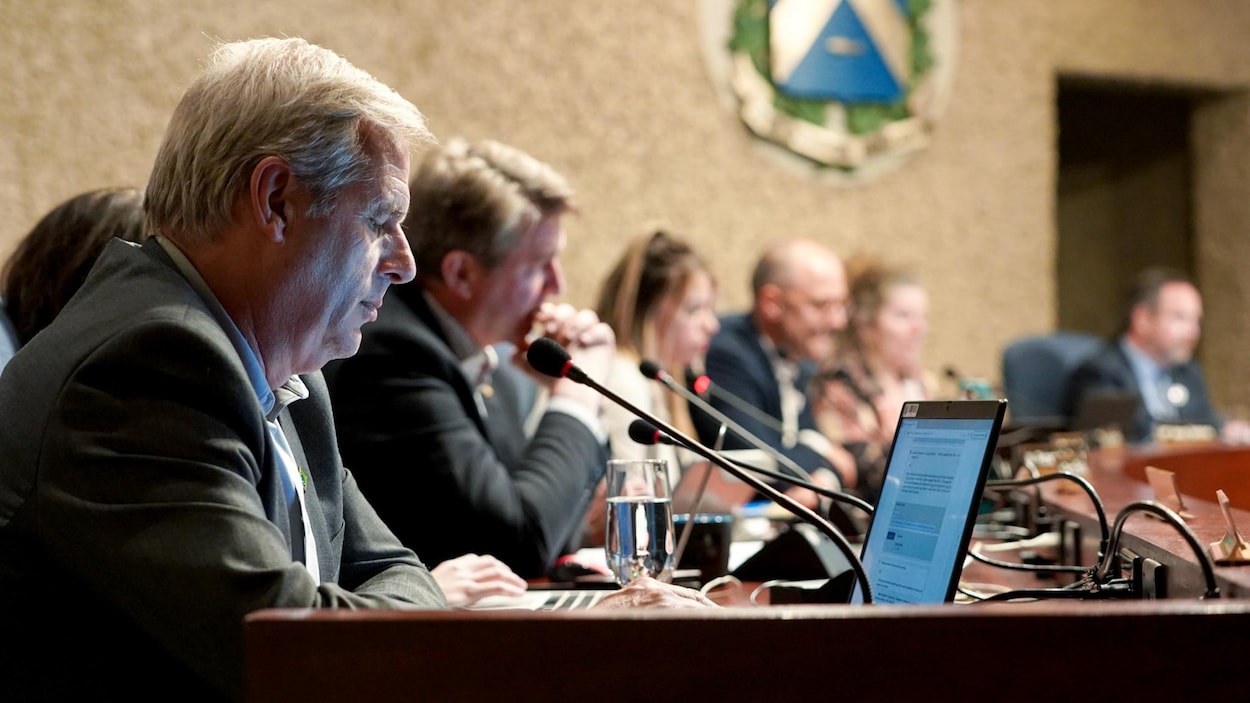 Une résolution de blâme cause un malaise au conseil municipal de Trois ...