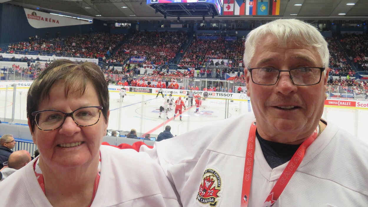 Passionné de hockey, ce couple parcourt le monde pour assister à chaque ...