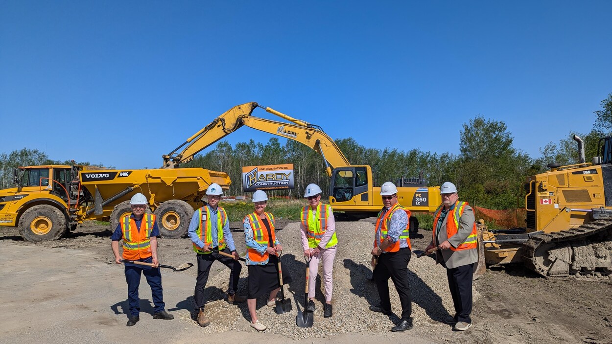 Première pelletée de terre pour la maison des aînés et alternative de ...
