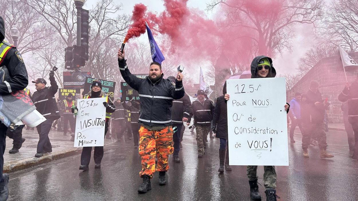 Les agents correctionnels manifestent à Québec | Radio-Canada