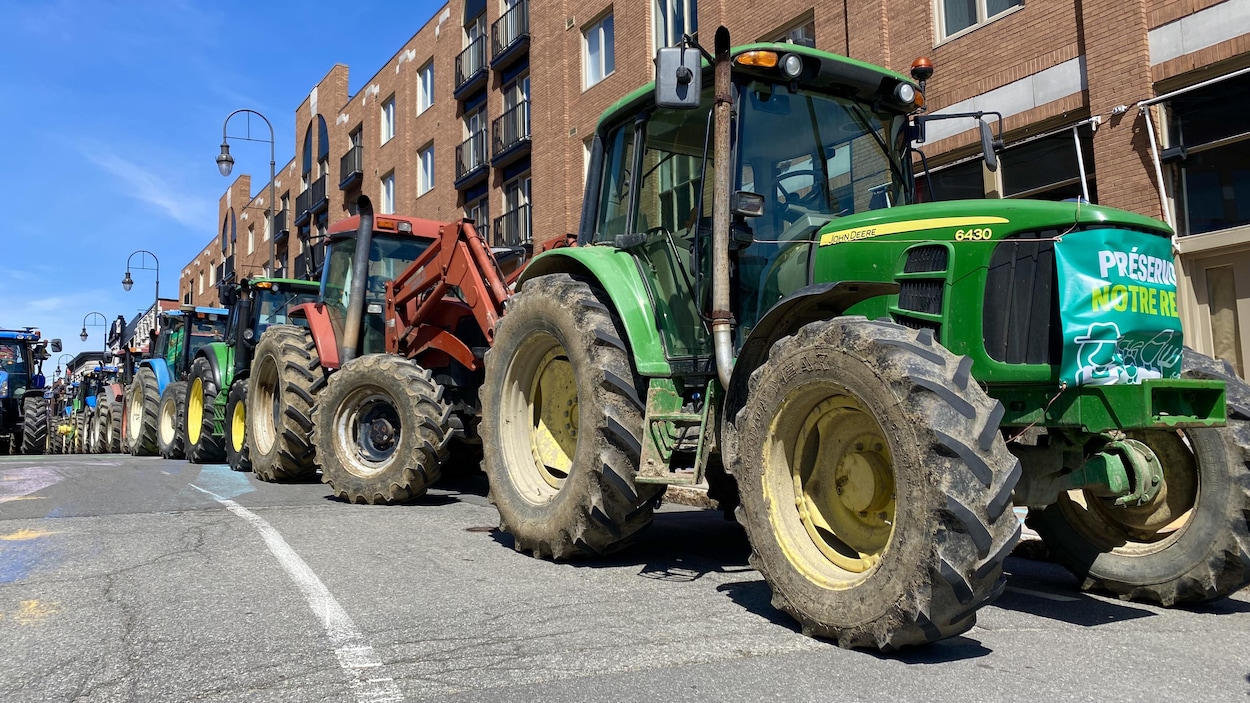 Convoi de tracteurs à Trois-Rivières : les agriculteurs veulent des ...
