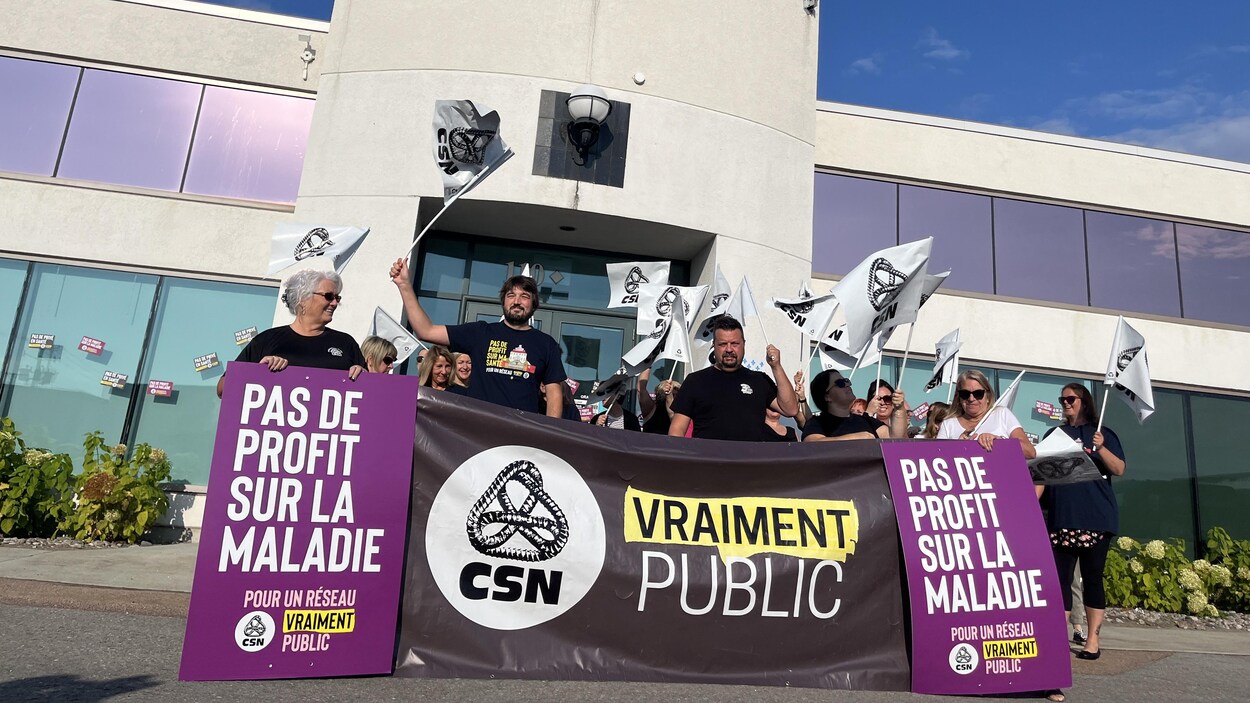 Des membres de la CSN manifestent devant les bureaux de la ministre ...
