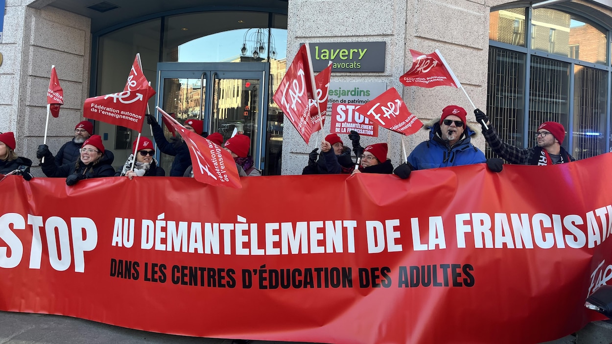 Fin des cours de francisation : les enseignants manifestent | Radio-Canada