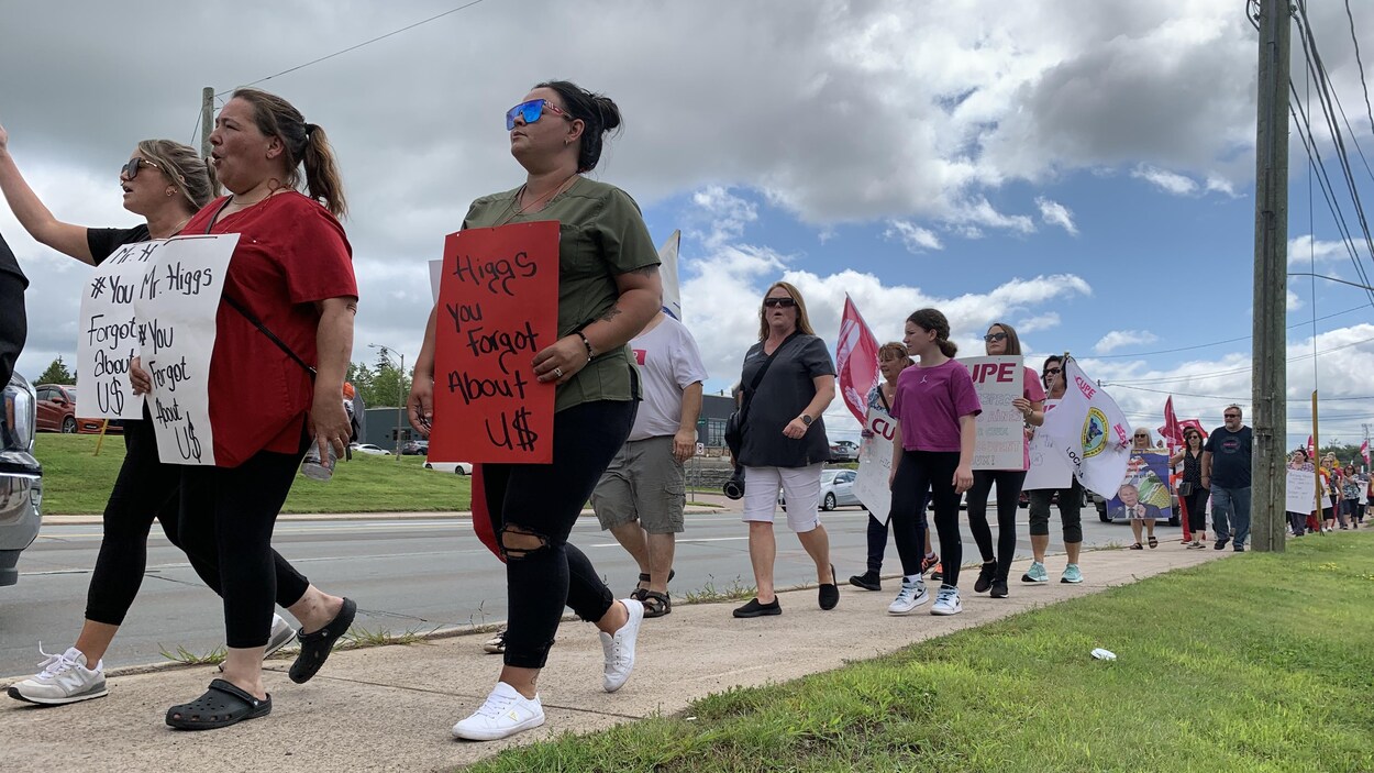 Des travailleurs des foyers de soins manifestent à Moncton pour de ... Des travailleurs des foyers de soins manifestent à Moncton pour de ...