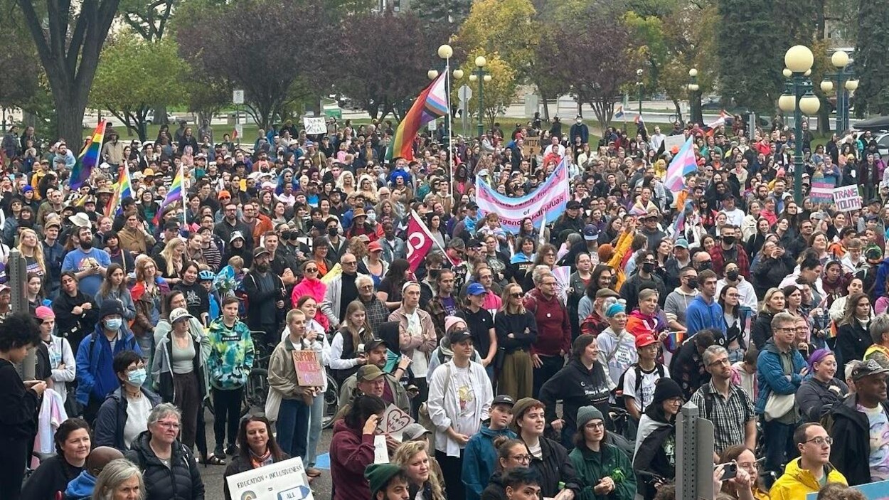 Une manifestation pro-LGBTQ+ à Winnipeg prône l’inclusion | Radio-Canada