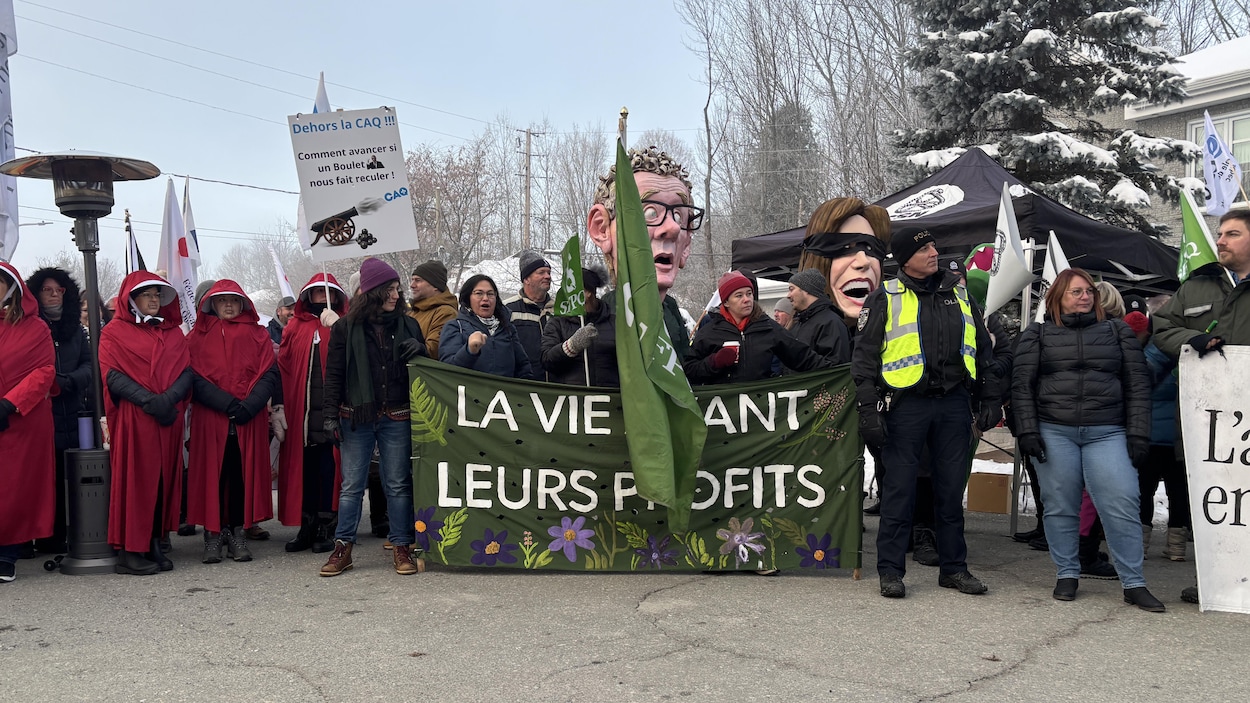 Jean Boulet accueilli par des manifestants | En bref | Radio-Canada