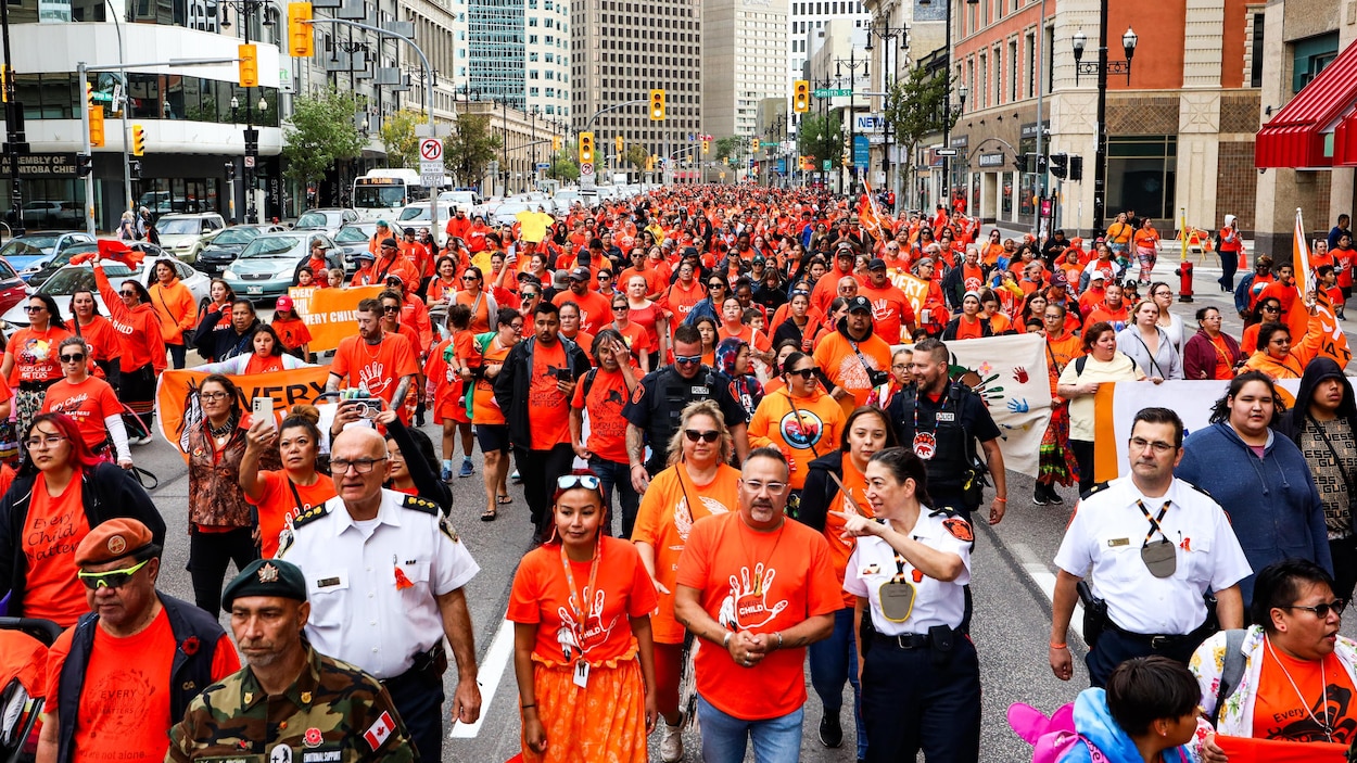 De milliers de personnes défilent à Winnipeg pour la Journée du ...