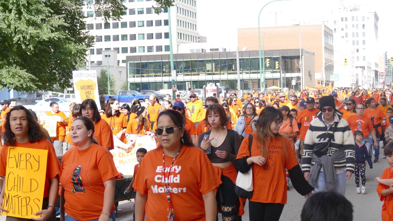 Vérité et réconciliation : une marée humaine orange au centre-ville de ...