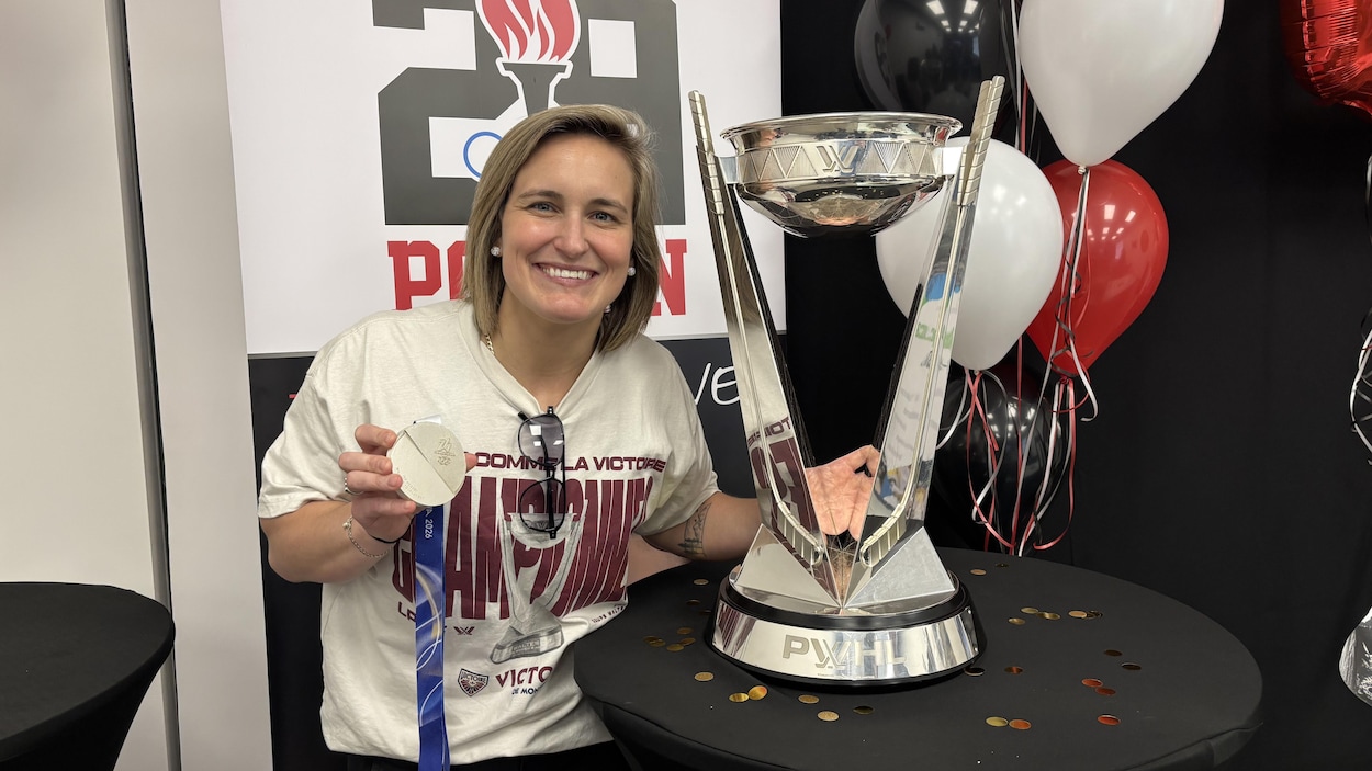 Marie-Philip Poulin avec la coupe Walter à Beauceville ...