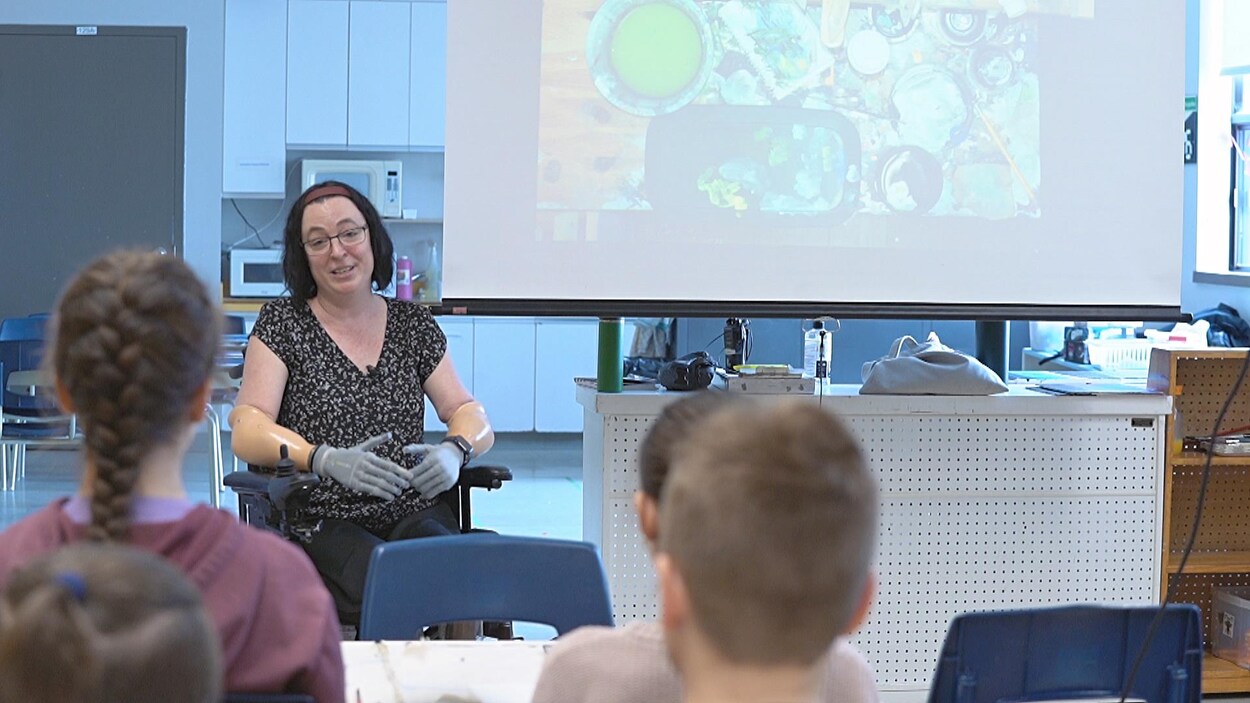 L'artiste peintre Marie-Sol inspire les jeunes avec son handicap | Info ...