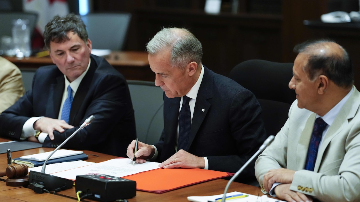 Carney réaffirme son engagement à réduire les impôts, mais renonce à présenter un budget | Radio ...