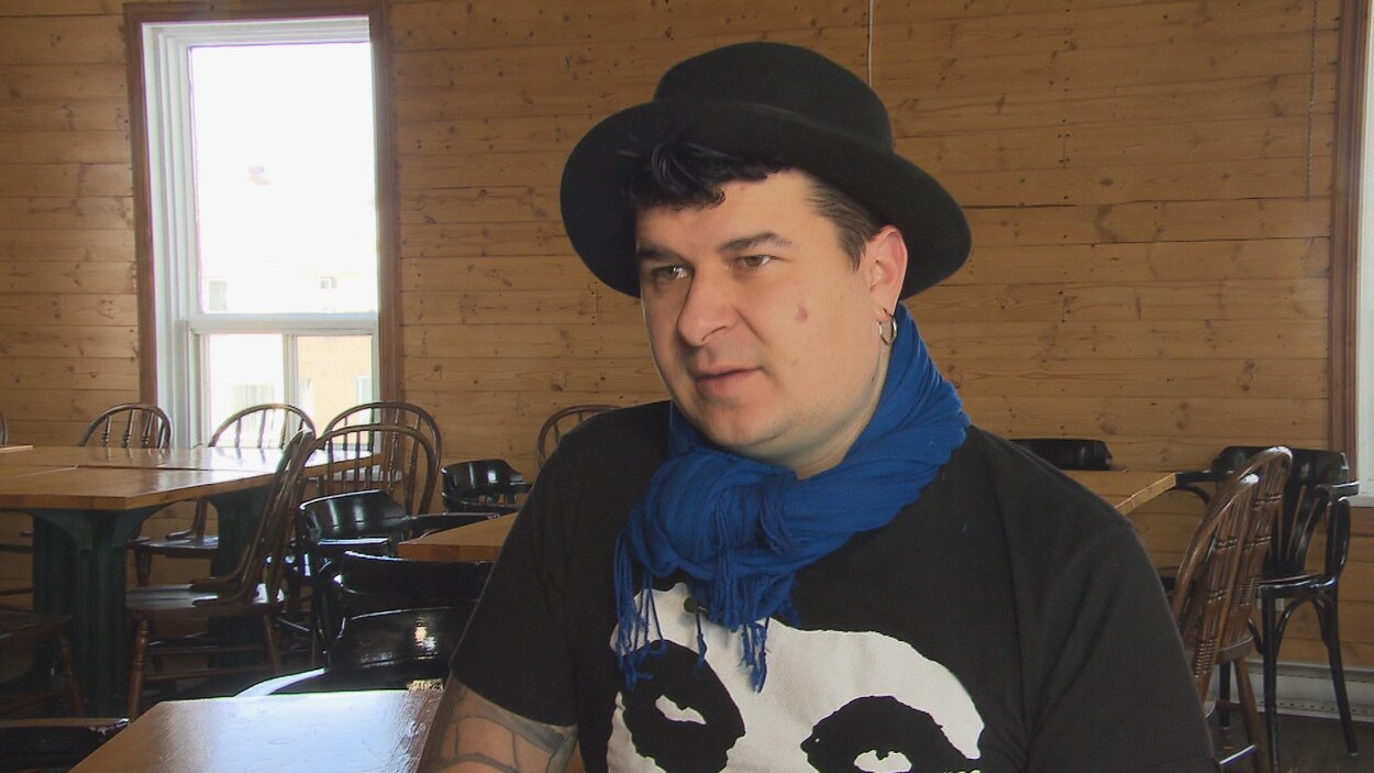 Un humoriste de la région parodie Claude Poirier | Radio-Canada.ca