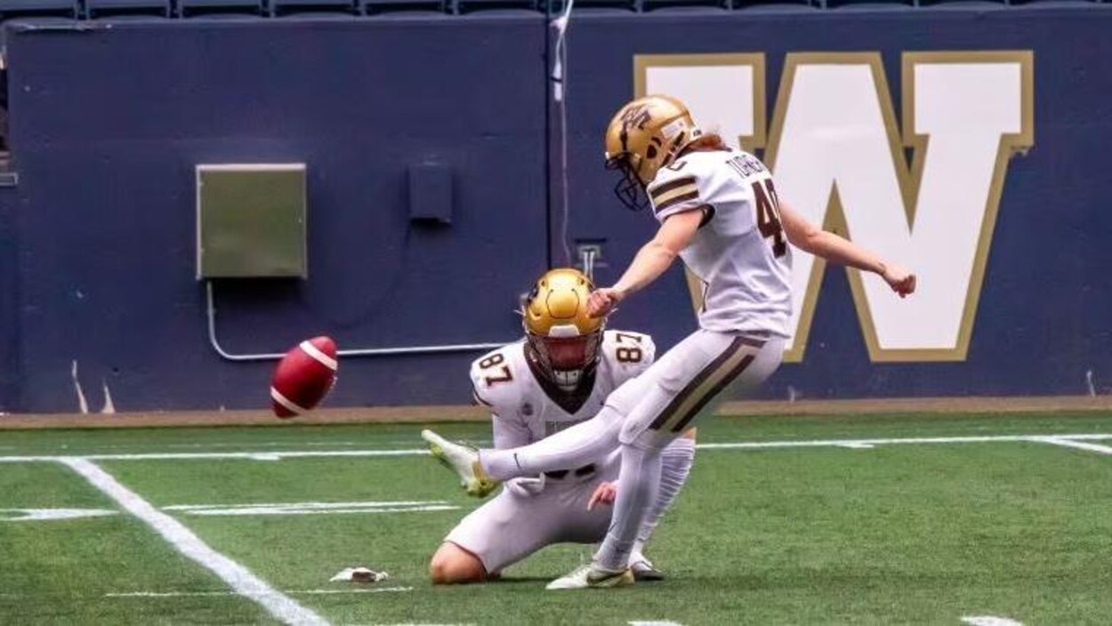 Une joueuse des Bisons du Manitoba devient la 1re femme dans un match ...