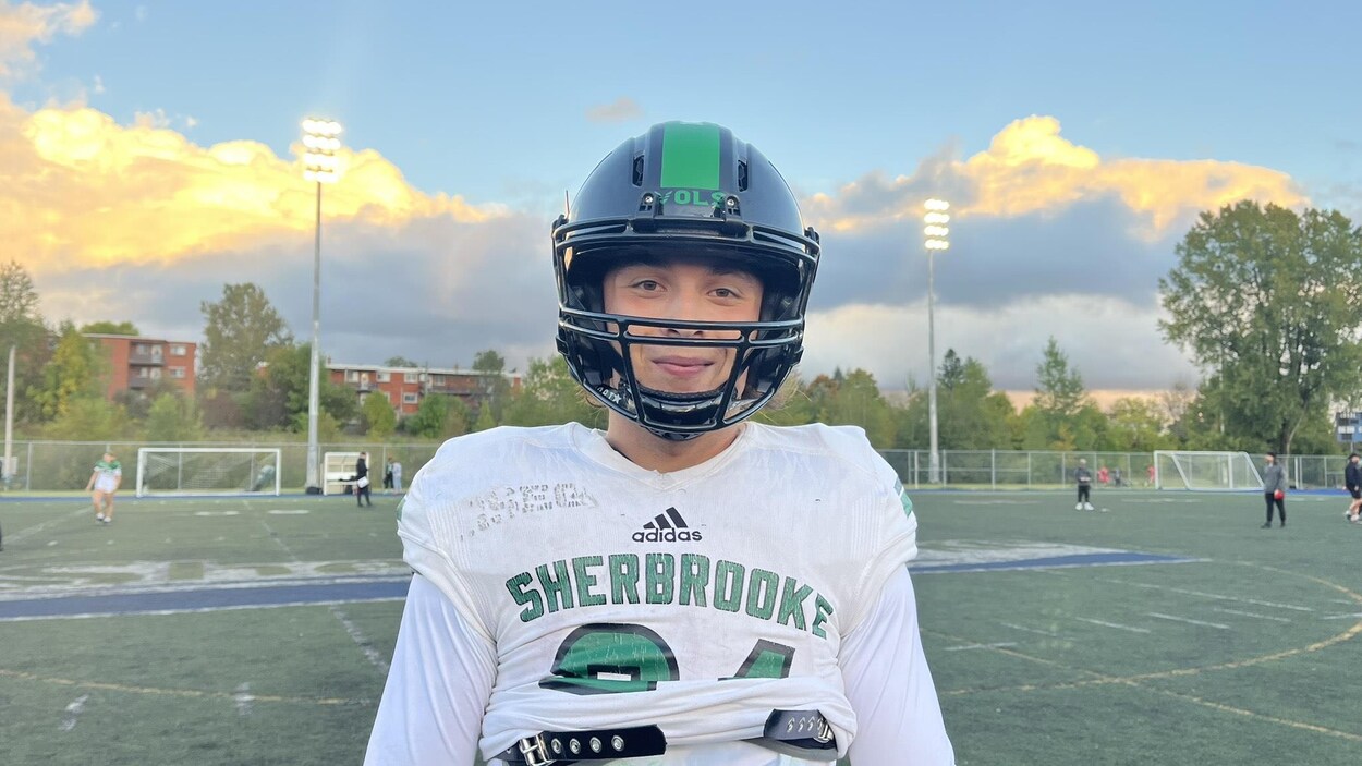 « Je lui donne la note de 9,5/10 » : les casques de football légers arrivent à Sherbrooke ...