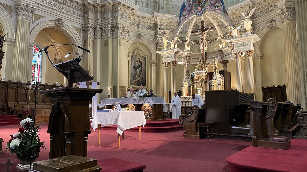 Plusieurs fidèles à la traditionnelle messe de Pâques à la cathédrale ...