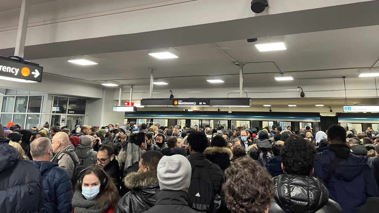Le service de métro reprend graduellement sur la ligne orange après une ...