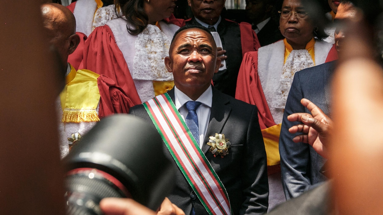 Madagascar : le colonel Randrianirina investi président | Radio-Canada