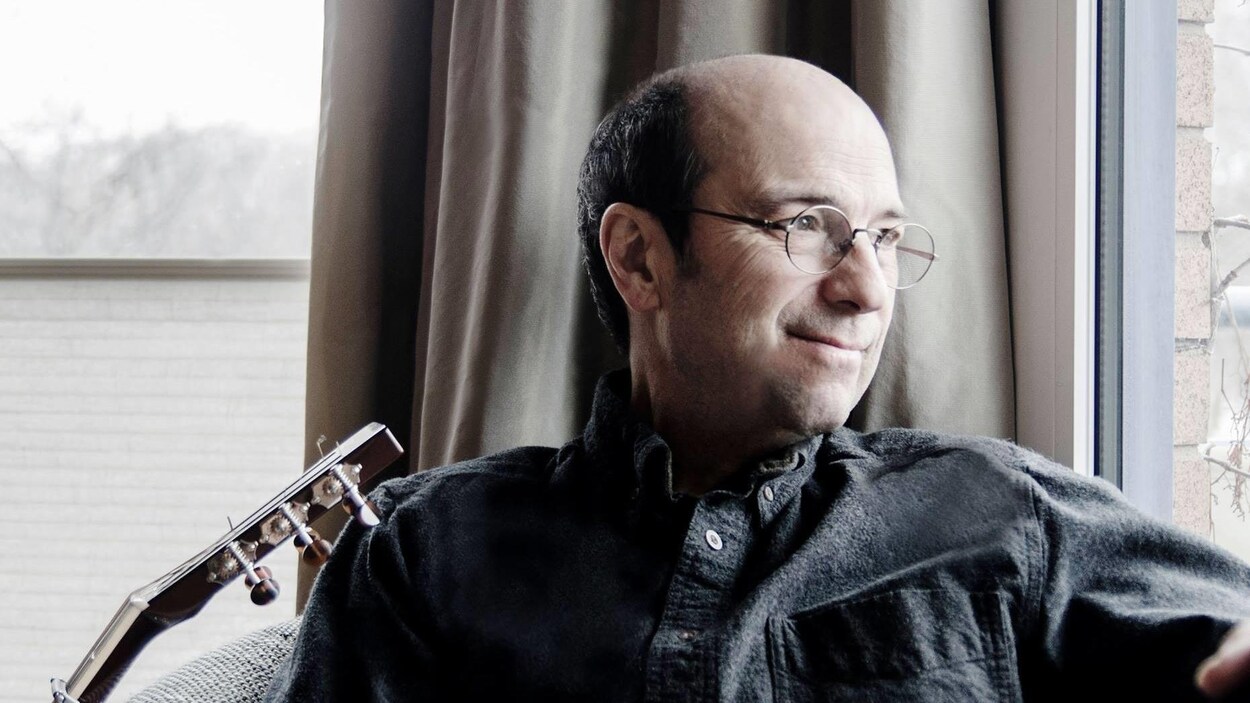 Michel Rivard lance une nouvelle chanson, Le tour du bloc | Radio-Canada